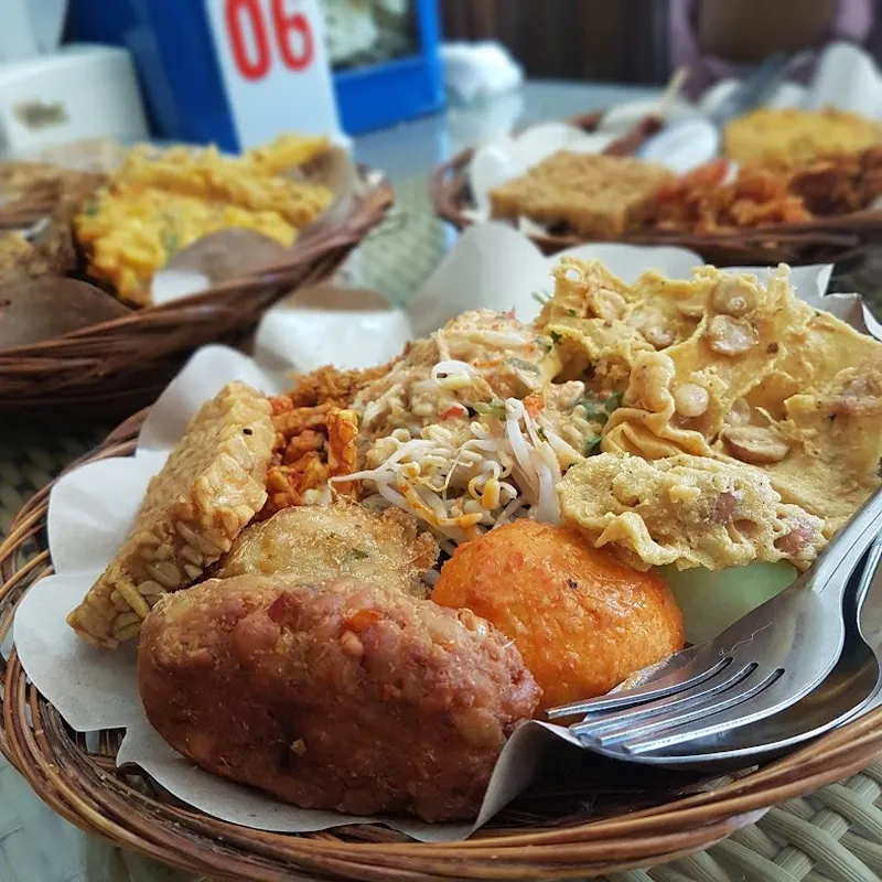 10 Rekomendasi Nasi Pecel Malang Terenak: Lokasi dan Harga