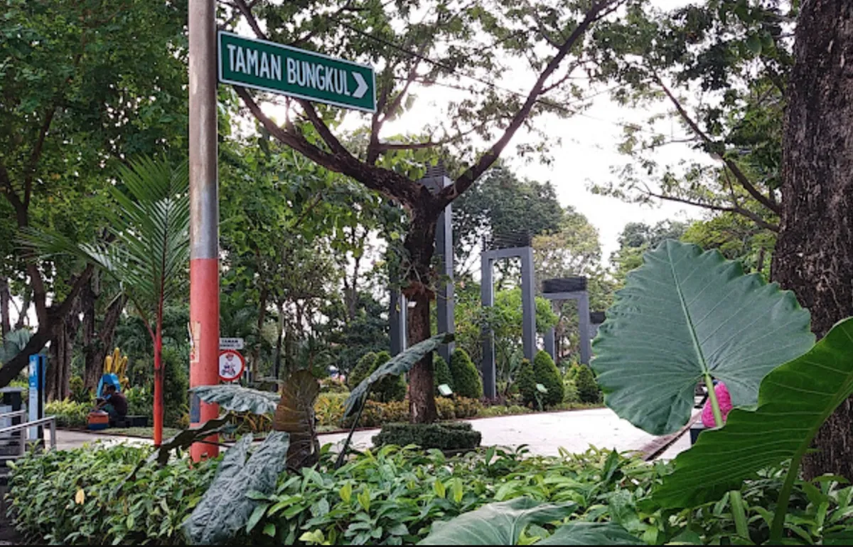 Taman Bungkul: Lokasi, Rute, Tiket Masuk, Fasilitas